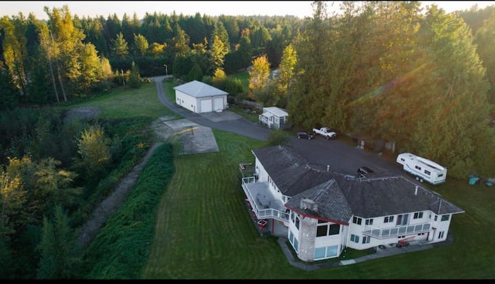 5300+ Sq Ft Home Situated On 5 Acre Venue - Abbotsford