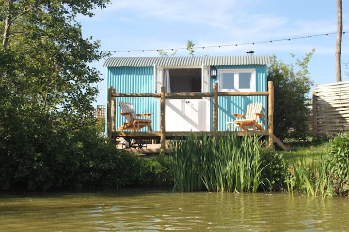 Cosy Lakeside Shepherd's Hut With Breakfast! - Horsham, UK