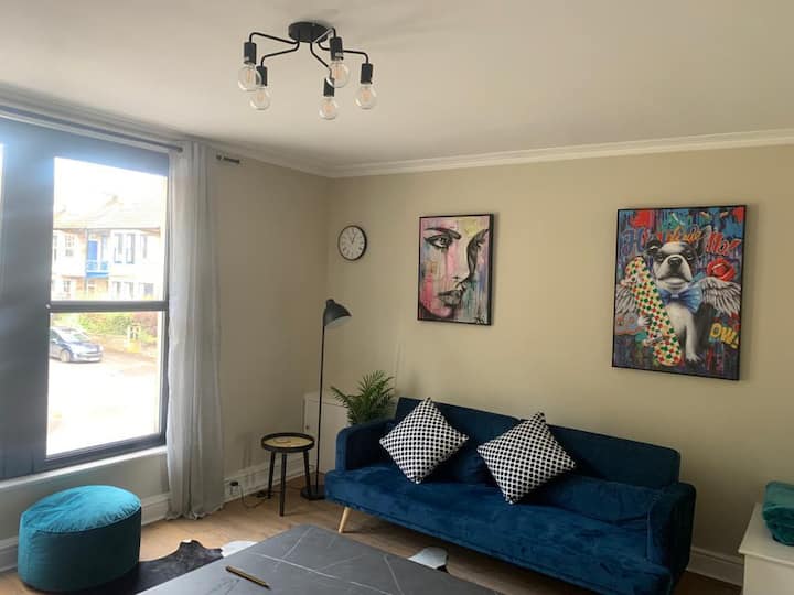 Modern 1 Bed Apartment On Bustling North Street - Bristol