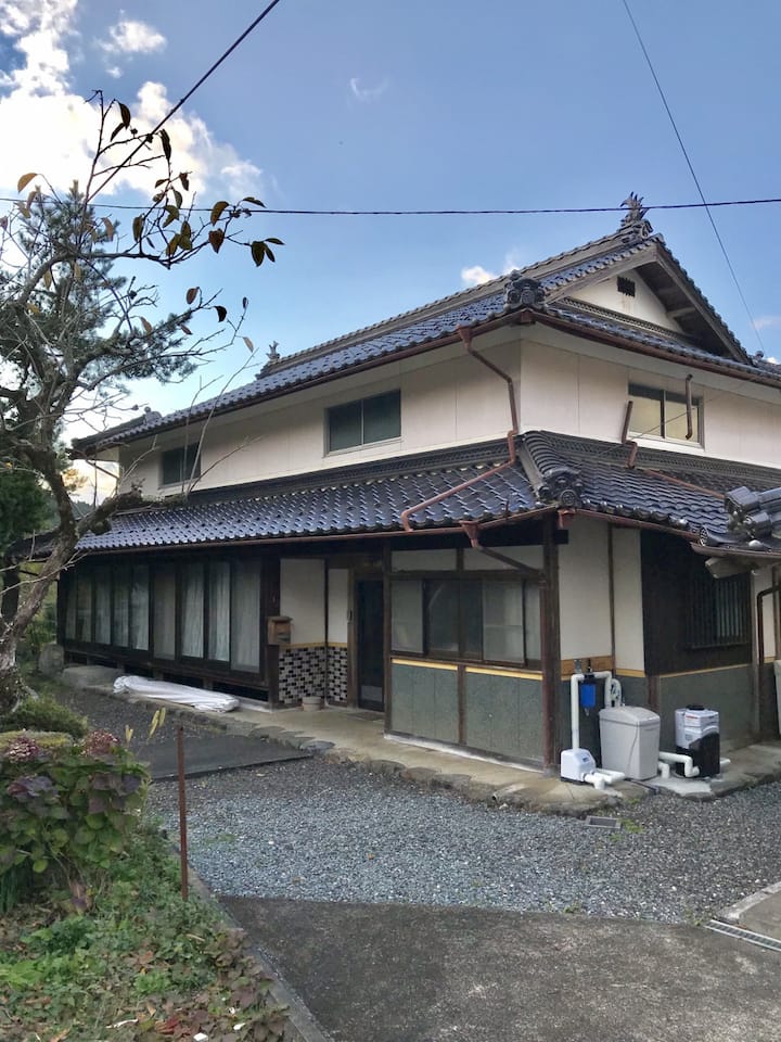奥京都の緑豊かなゲストハウス、手作り家庭料理2食付き 温泉近くでのんびりホームステイ - 아야베시