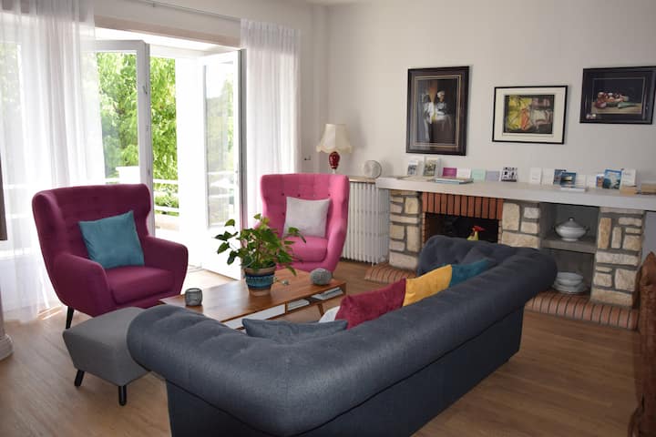 Les Mille Et Une Collines. Dordogne - Château de Neuvic