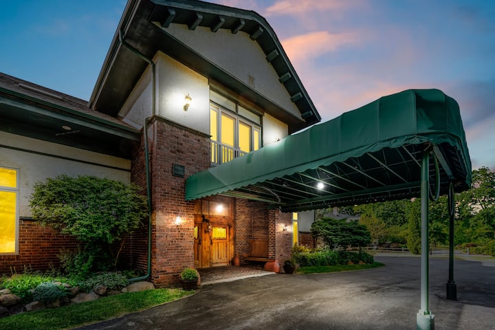 Two 1+1 Condos In Lake Geneva On Lakeshore - Pool - Lake Geneva