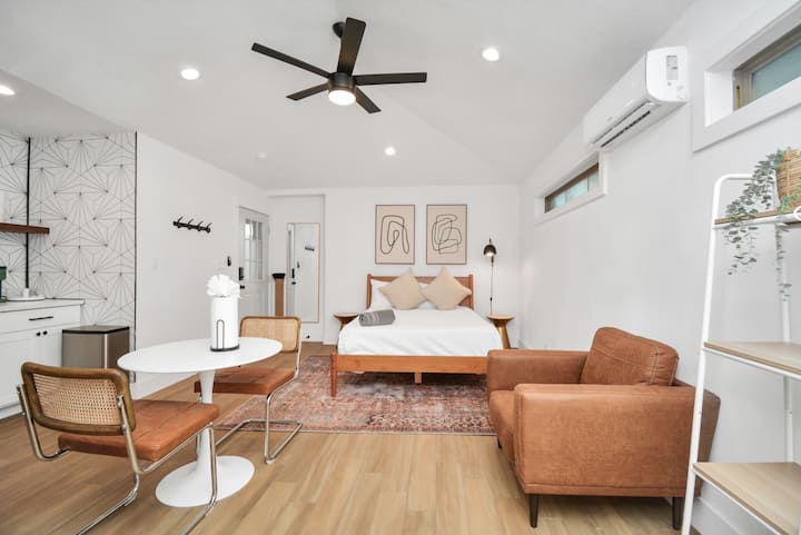Modern Eastwood Apartment- Unit 1 - Houston, TX