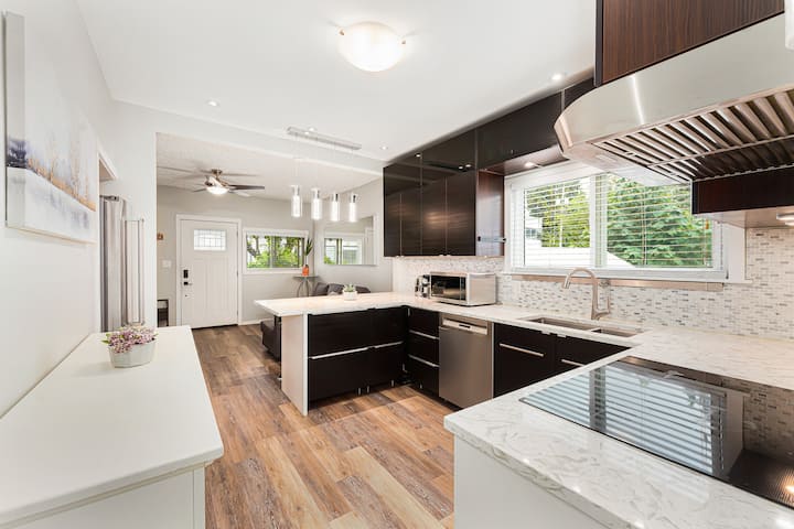 Spacious And Stylish: Relax In Our 2 Br Home - Vancouver