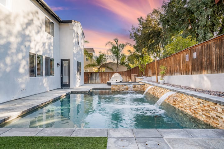 King Bed Temecula Getaway! Amazing Pool & Theatre - マリエータ, CA