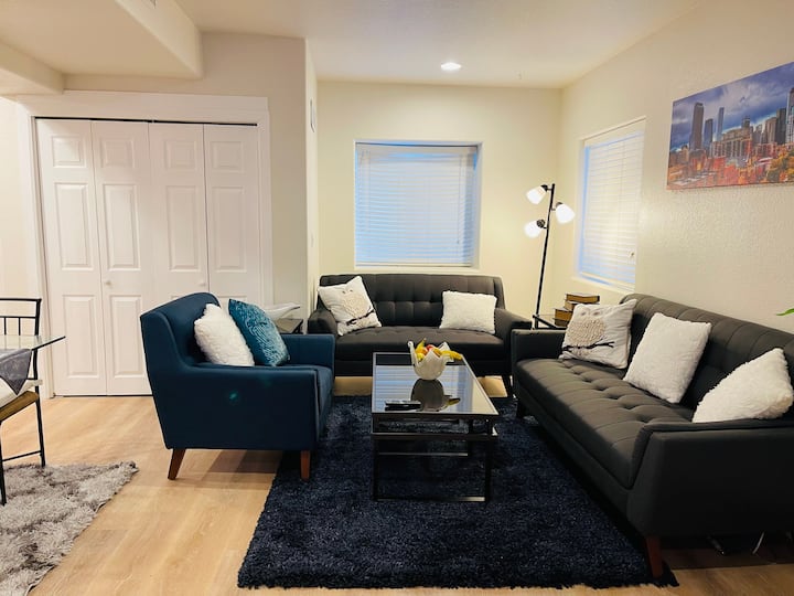 Cozy Bedroom With Nice View - Aurora, CO