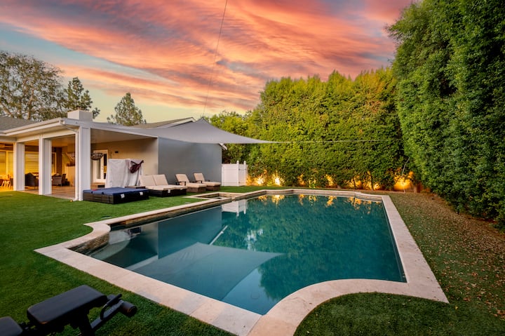The Rayen Retreat: Pool, Hot Tub, Sauna & Theater! - Los Angeles, CA