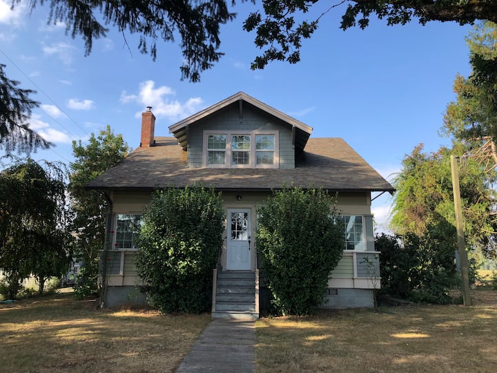 Queen Bedroom With Private, Ensuite, Full Bathroom - McMinnville, OR