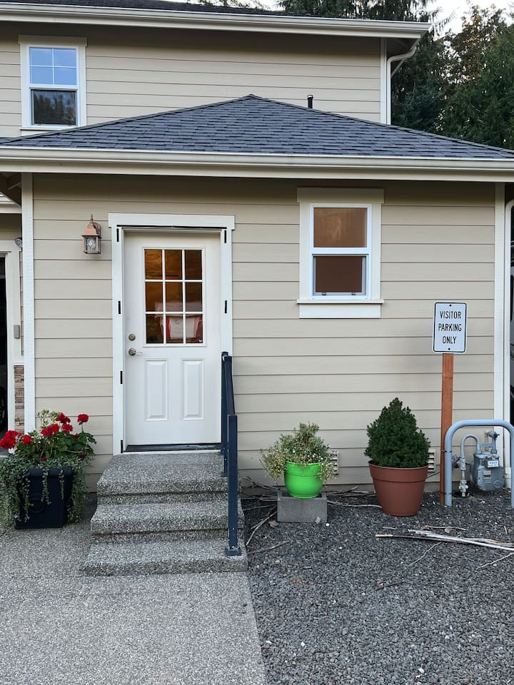 Lovely 1 Bedroom Apartment In Quiet Neighborhood. - Silverdale, WA