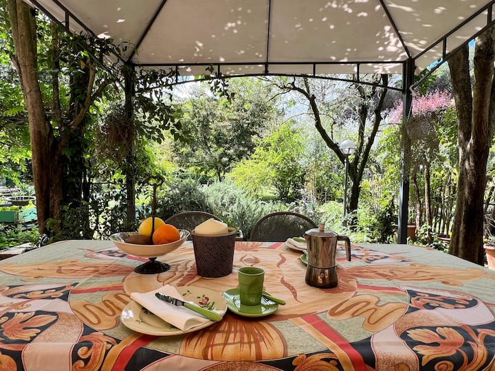 Peaceful Cottage Retreat: Large Garden & Parking - Rome