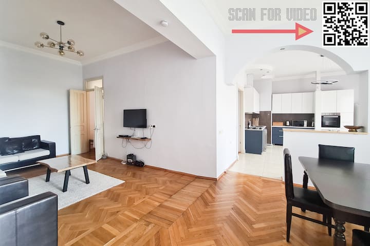 Best Area: Large Apartment With Cleaning Service - Georgien