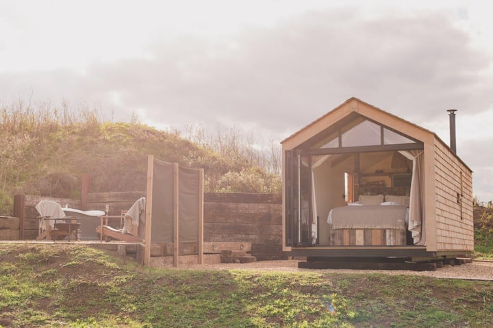Cabin With Outdoor Bath And Firepit - Isle of Sheppey