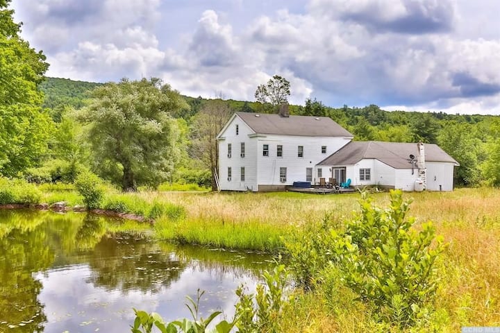 Vintage Charm Farmhouse Retreat - Windham, NY