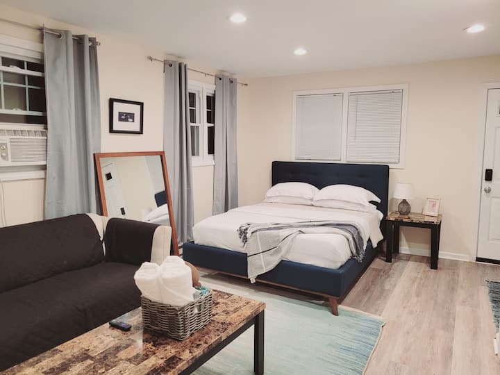 Bright & Cheerful 3 Bed Suite W/ Free Parking - Connecticut