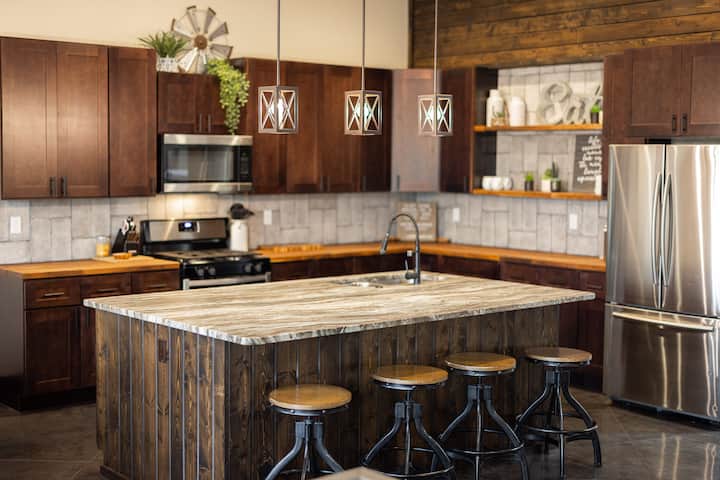 True Grit: Private Swim Spa + Roof Top Deck + Golf - Utah