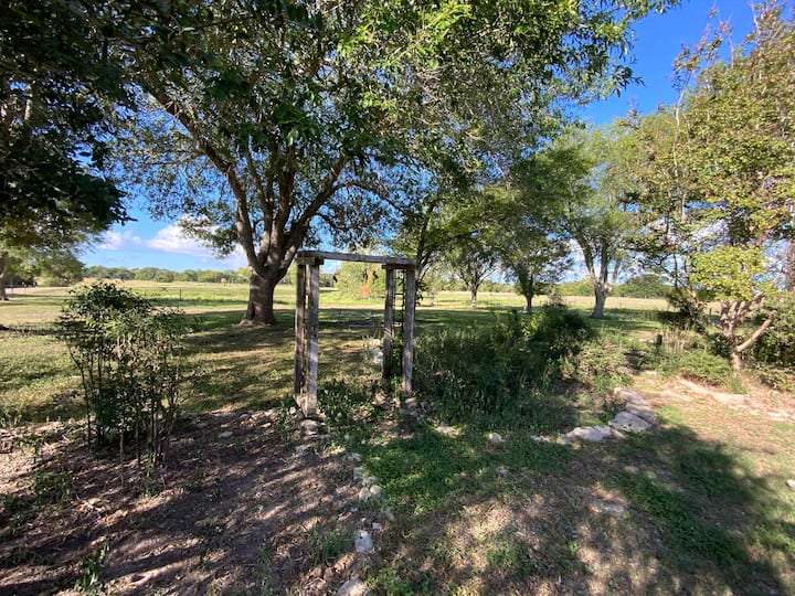 Quaint Country Home 3 Bedroom 2 Bath - Round Top, TX