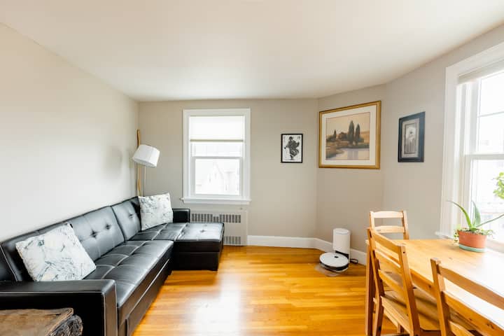 Cozy Room, Shared Space, Cute Golden Retriever! - Nahant, MA