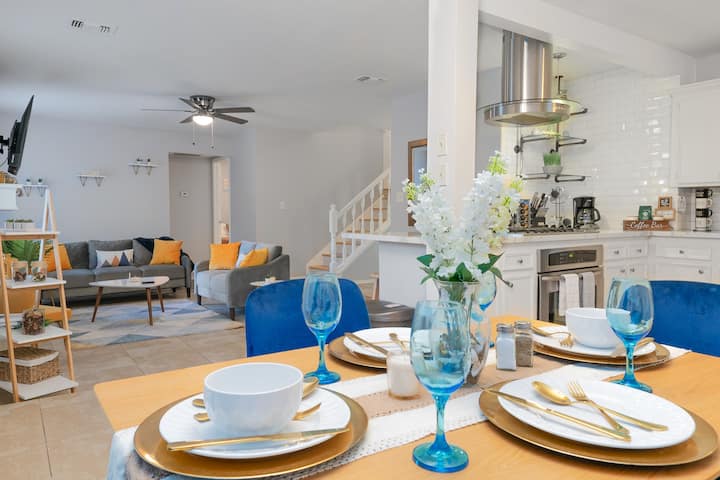 Serene Bohemian Manor| Family Retreat|4bd 2.5ba - The Woodlands, TX