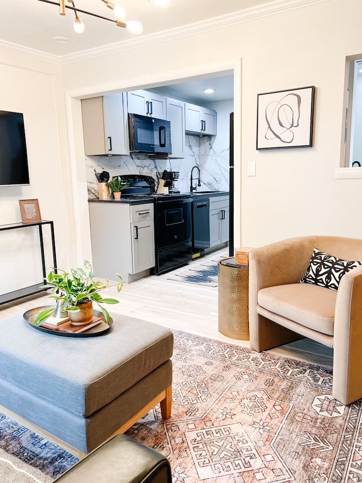 Stylish 1 Bedroom, 1 Bath Custom Apartment Home - Mission, KS