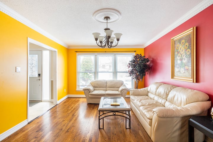 Warm & Inviting Home W/parking In Quiet Area - Markham