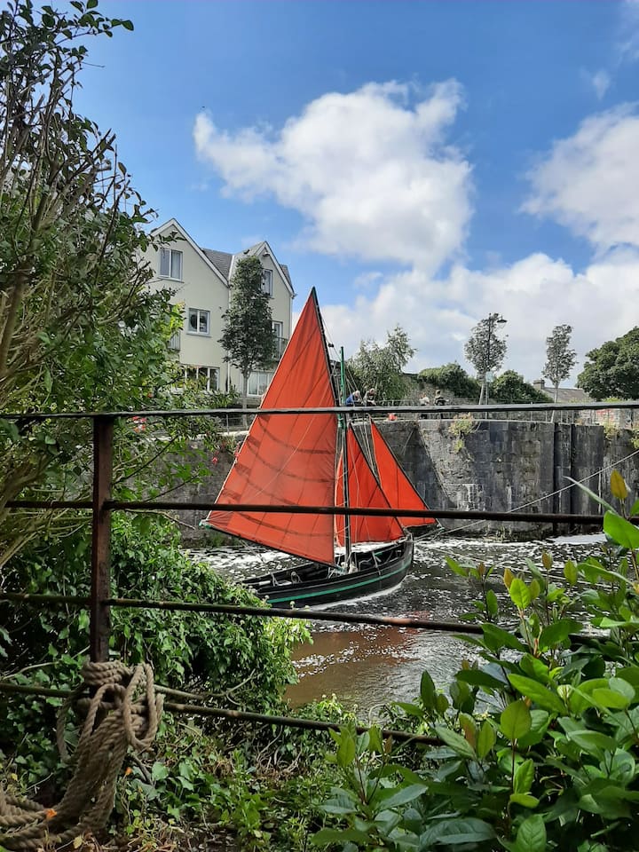 Charming Canal-view Stay In Galways Cultural Heart - Galway