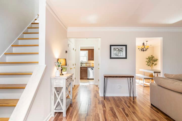 Modern Townhome With Yard 5 Min To The Battery - Smyrna, GA