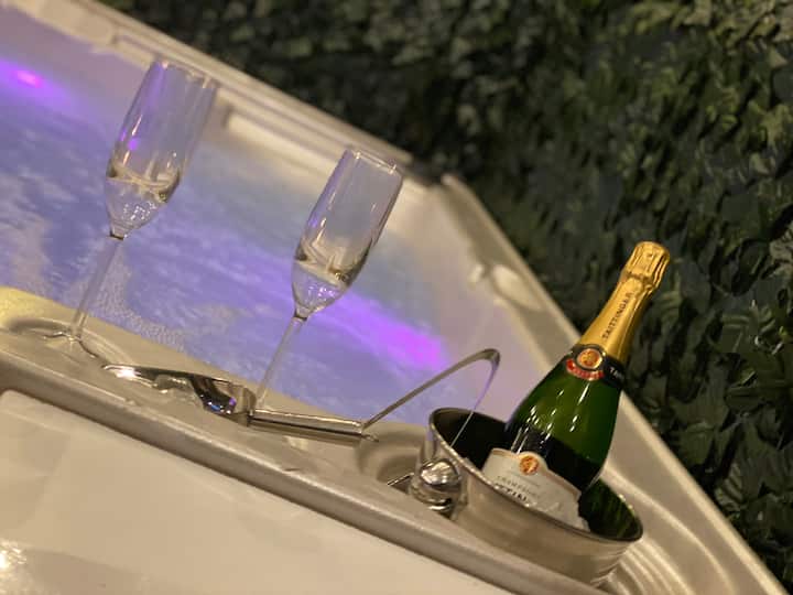 Luxury Urban Hideaway With Private Hot Tub & Pole - London