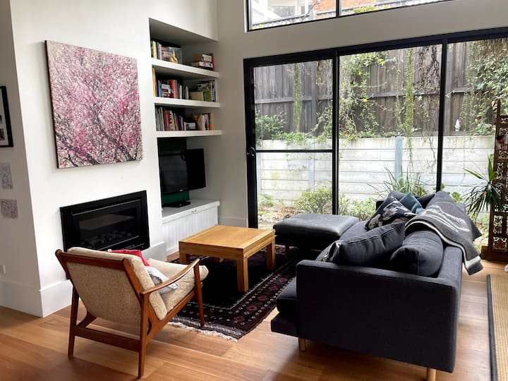Charming, Bright Cheerful 3 Bedroom Bungalow - North Sydney
