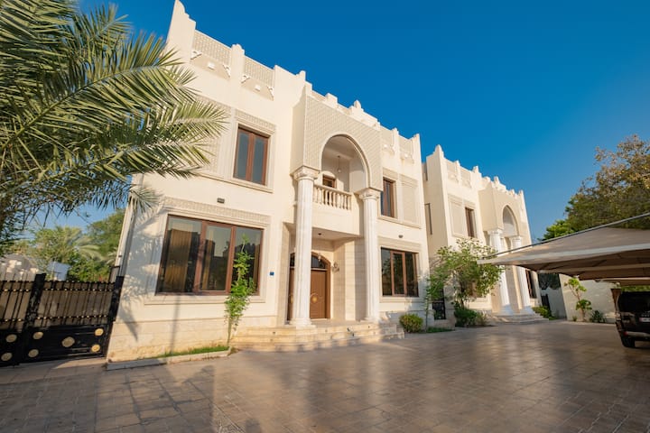 Stunning 5 Bedroom Villa With Pool - Doha