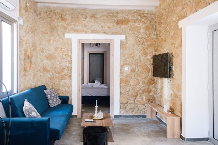 Royal Suite- A Charming Stoned Built Luxury Apt #6 - Paphos