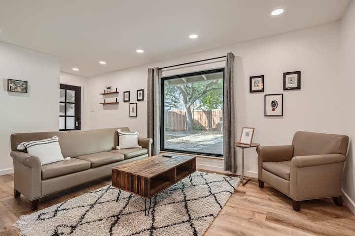 Two Bed Walkable Austin Home Close To The Downtown - Austin, TX