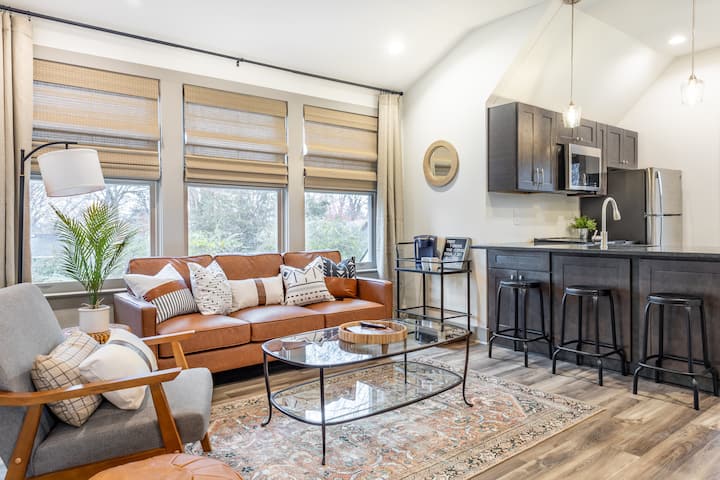 2 Bed W/ Full Kitchen-walk To All The Great Spots! - Nashville, TN