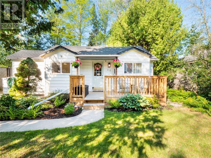 Four Season Cottage - Wasaga Beach