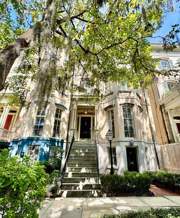 Historic Townhome And Carriage House W/garage. Steps To Forsyth Park, Sleeps 15! - Savannah, GA