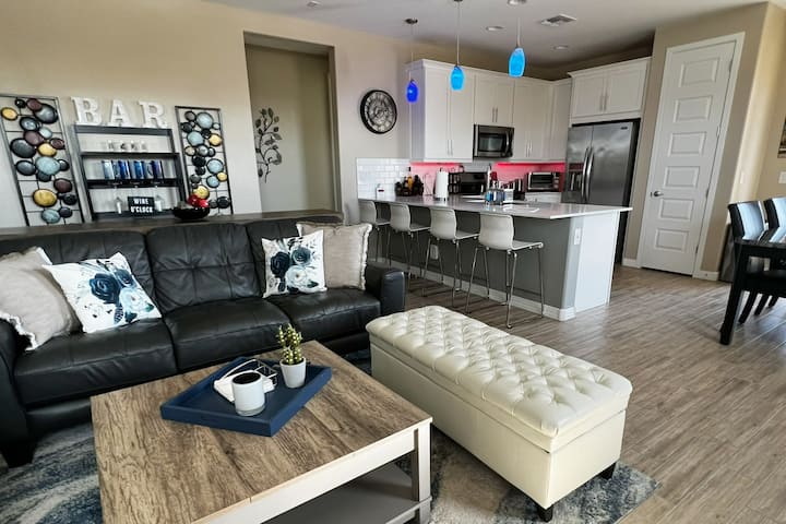 Nicely Decorated Home Next To State Farm Stadium - Glendale, AZ