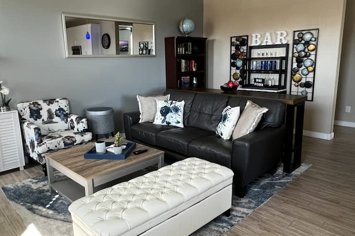 Nicely Decorated Home Next To State Farm Stadium - Glendale, AZ