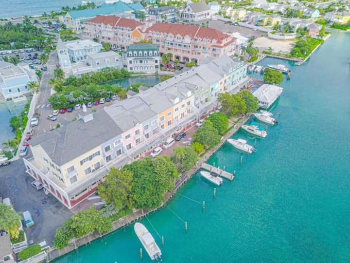 Sandyport Condo | Beach, Pools & Food - Nassau