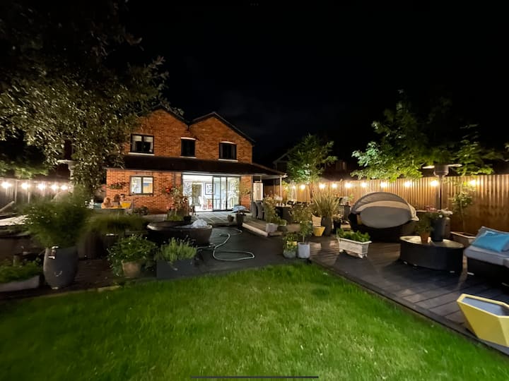 Cottage, Luxury, Sleeps 8, Large Patio, Hot Tub, - Reading