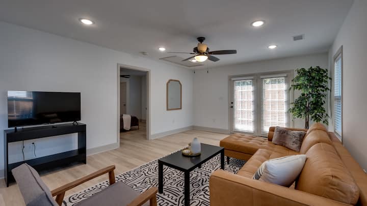 Midtown Bungalow W/ Pool Table - Savannah, GA