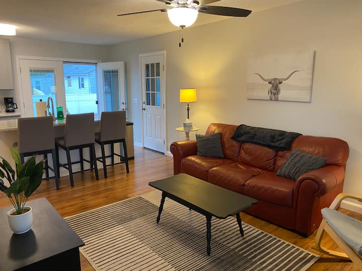 Gorgeous Fenced In 2 Bedroom Home With Parking - Burlington, VT