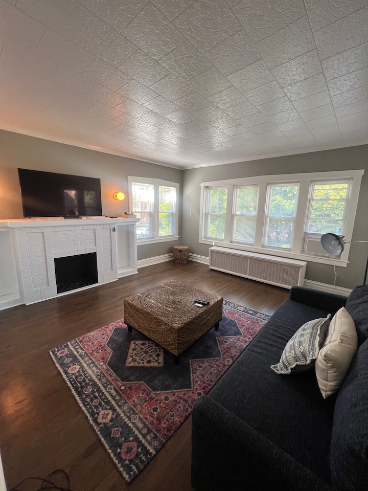 Cozy & Spacious Sunny 2 Bedroom Apartment. - Chicago, IL