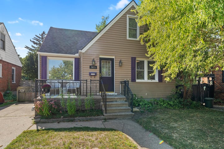 Stylish South Walkerville Home W Hot-tub & Firepit - Windsor