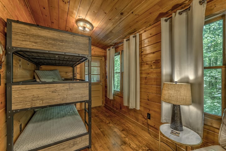 Blue Ridge Cabin: Summer In The Mountains - Blue Ridge, GA
