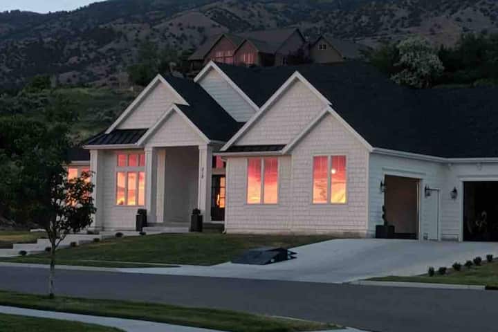 King Or 2 Twin Xl Beds With Kitchenette & Bathroom - Logan, UT
