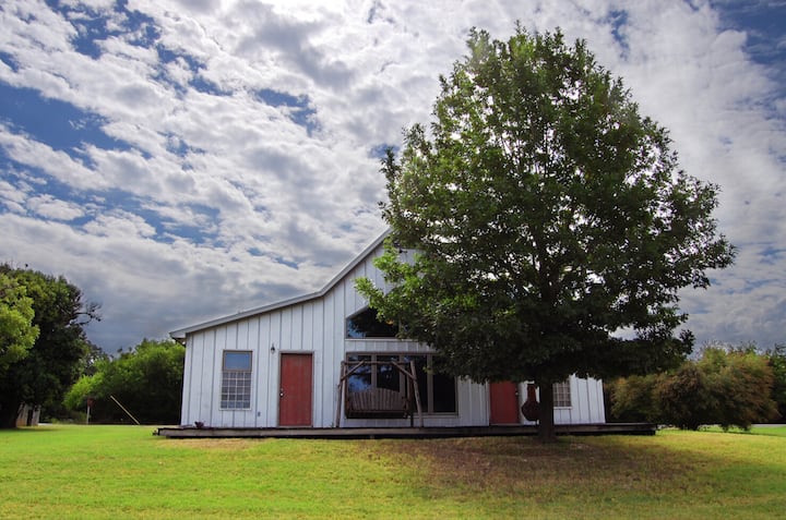 The Castlerock Ranch & Resort Tin House - Utopia, TX