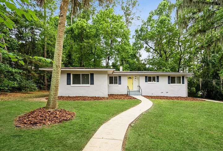 Walk To Uf ~ King & Queen Beds ~ Modern ~ Low Fees - Gainesville, FL