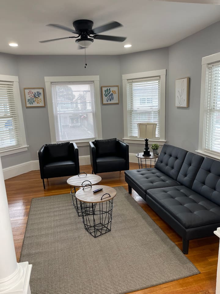 Unique Two Bedroom Apartment In Cranston - Cranston, RI