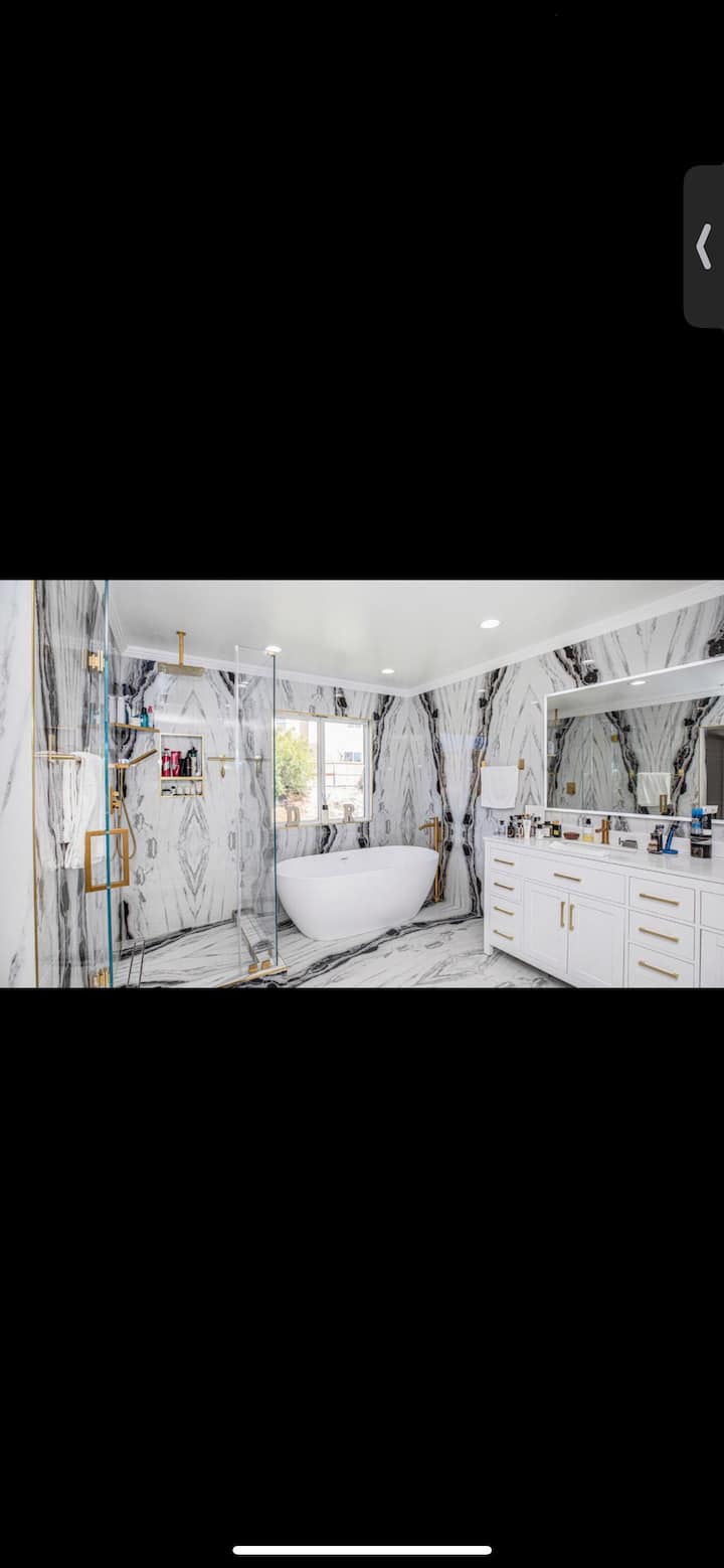 Welcome To This Stunning 2 Story 3,660 Sqft Villa! - Santa Clarita, CA