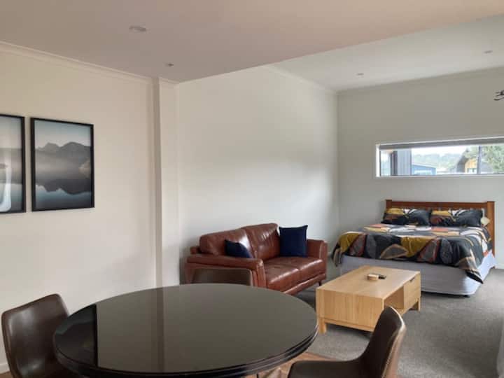 Spacious Studio Right On The Estuary - Hahei