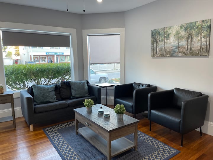 Spectacular 3 Bedroom Apartment In Cranston. - Cranston, RI